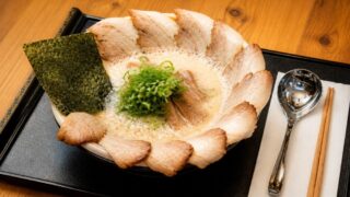 【和歌山新店】海辺で牛骨ラーメン！？「ラーメンまこと屋 SHIRARAHAMA」が4月25日グランドオープン！テイクアウトしてビーチで楽しむ新 ...